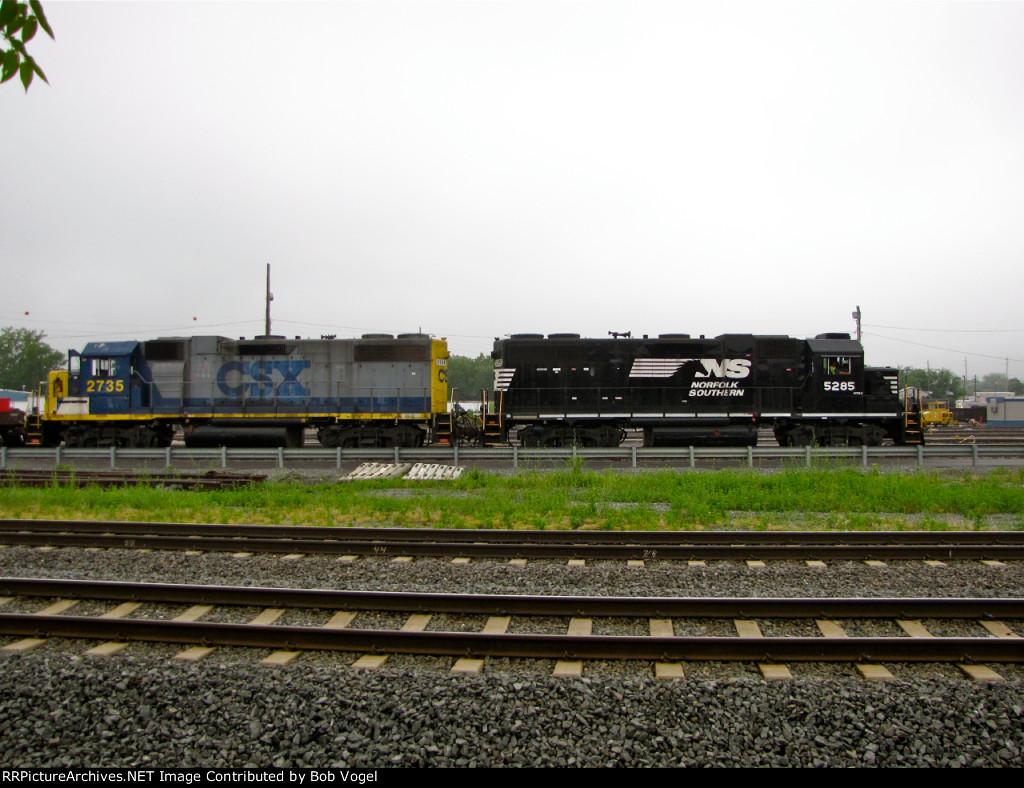 NS 5285 and CSX 2735
